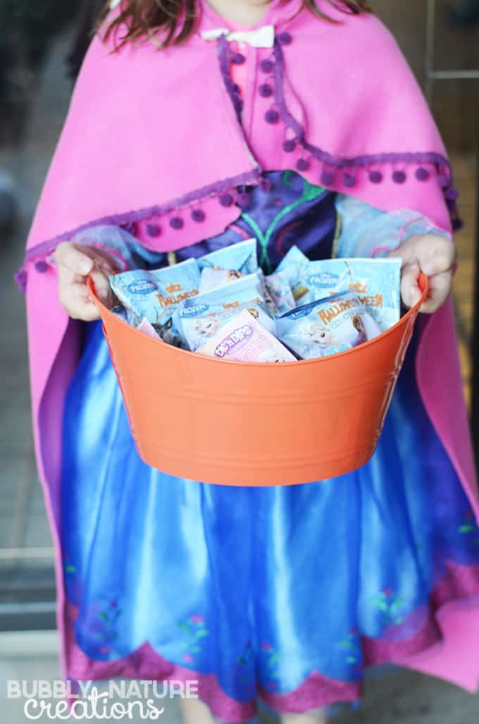 DIY Disney FROZEN Anna No-Sew Cape! ⋆ Sprinkle Some Fun